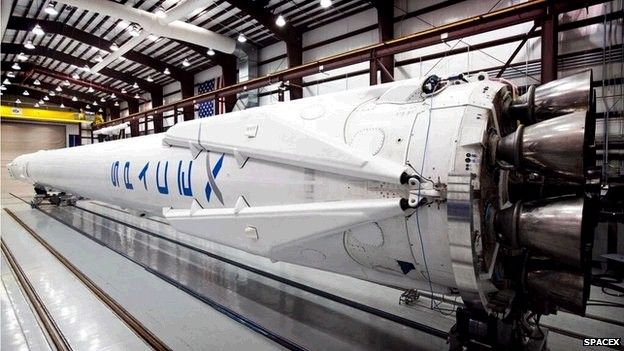 SpaceX rocket stage in 'soft landing' - BBC News