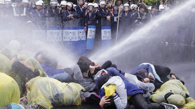Clashes as anti-nuclear protests hit Taiwan - BBC News