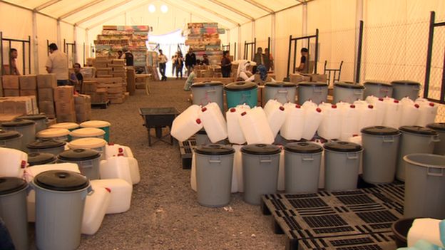 Azraq: How a refugee camp is built from scratch - BBC News