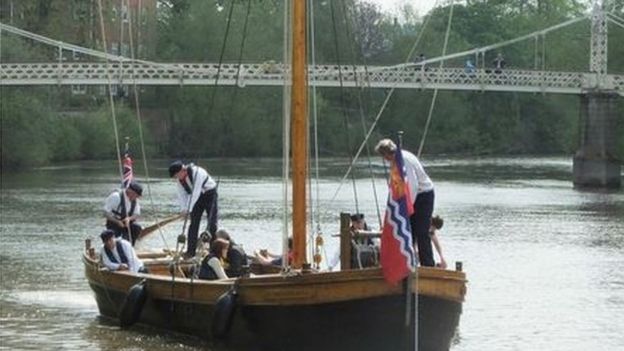 Diamond Jubilee Hereford Bull 'trow' sets sail in city - BBC News