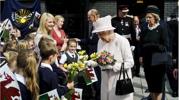 Queen meets tsunami survivor at Atlantic College - BBC News