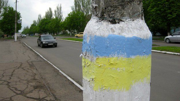 Mariinka: Ukrainian town with divided loyalties - BBC News