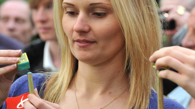 Reanne Evans: Ladies' champion to face men in world qualifiers - BBC Sport