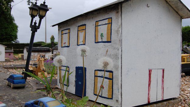 Wicken model village restored - BBC News