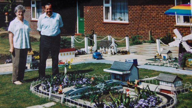 Wicken model village restored - BBC News