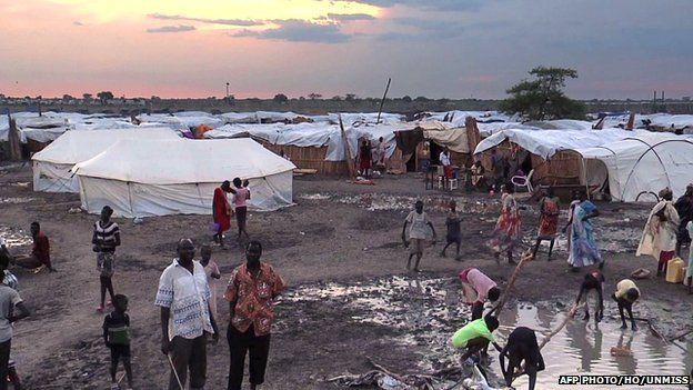 South Sudan government forces battle for Bentiu oil hub - BBC News