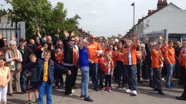 Luton Town FC celebrate promotion to the Football League with bus tour ...
