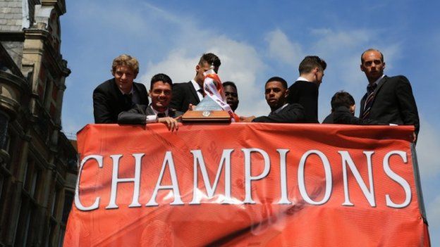 Luton Town FC celebrate promotion to the Football League with bus tour ...