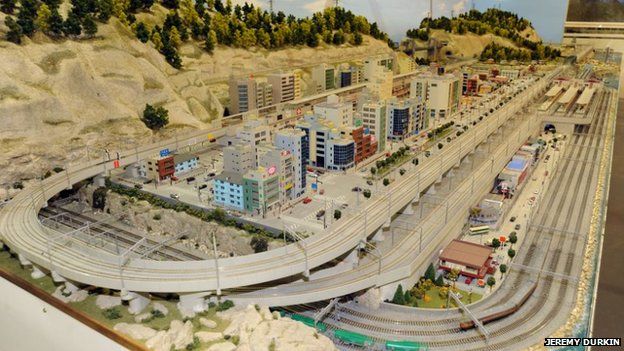 'Largest' model railway with miniature worlds opens in Wroxham - BBC News