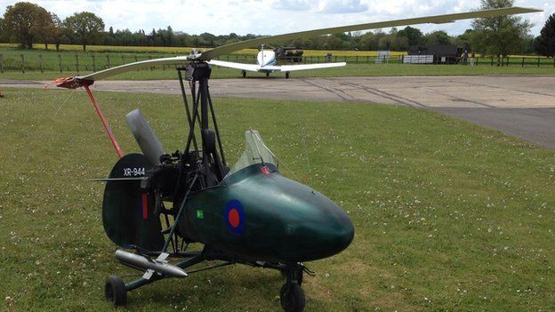 James Bond stuntman's autogyro for sale - BBC News