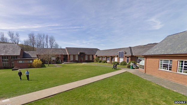 Machynlleth school named after Glyndwr battle opposed - BBC News