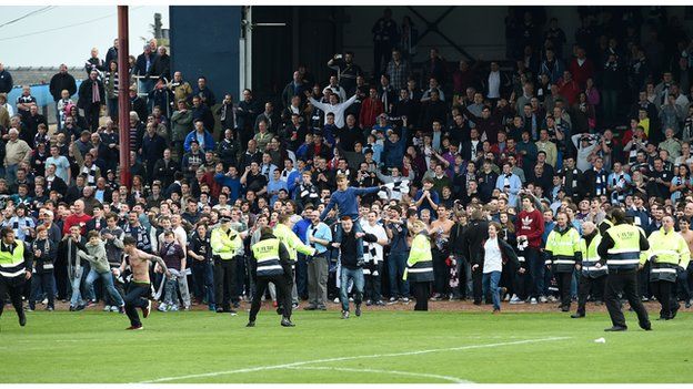 Dundee FC show off Championship trophy in city square - BBC News