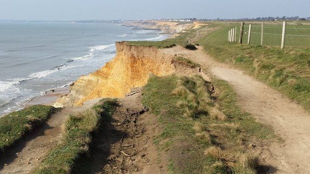 Visitors ignore collapsed Solent Way cliff path signs - BBC News