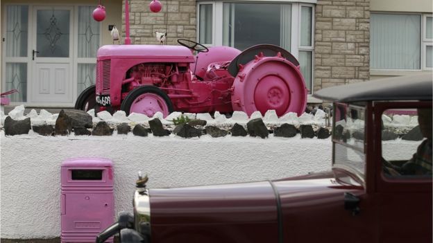 Things turn pink in Northern Ireland for Giro D'Italia - BBC Newsround