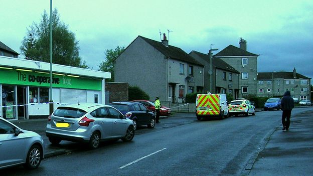 Co-op supermarket robbed in Dundee - BBC News
