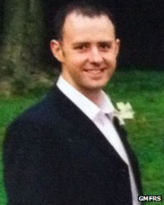 Firefighter Stephen Hunt memorial plaque is unveiled - BBC News