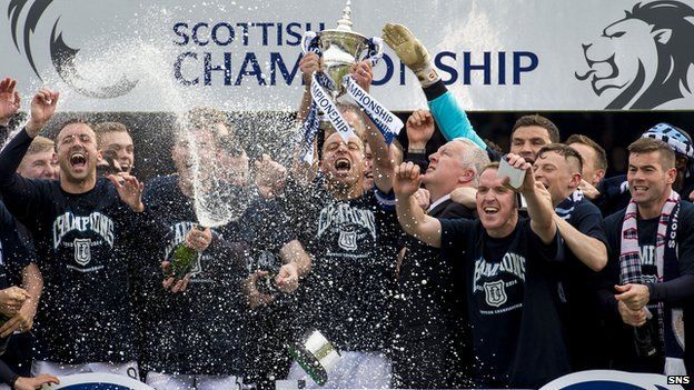 Dundee FC show off Championship trophy in city square - BBC News