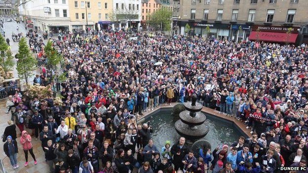 Dundee FC show off Championship trophy in city square - BBC News