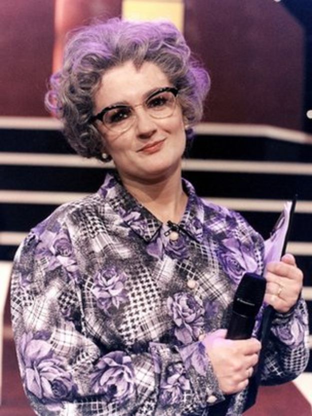 Caroline Aherne, Royle Family star, has lung cancer - BBC News