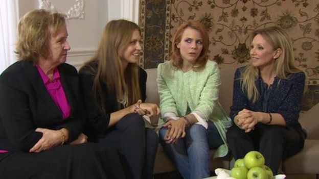 Romania's revolution through the eyes of three generations - BBC News