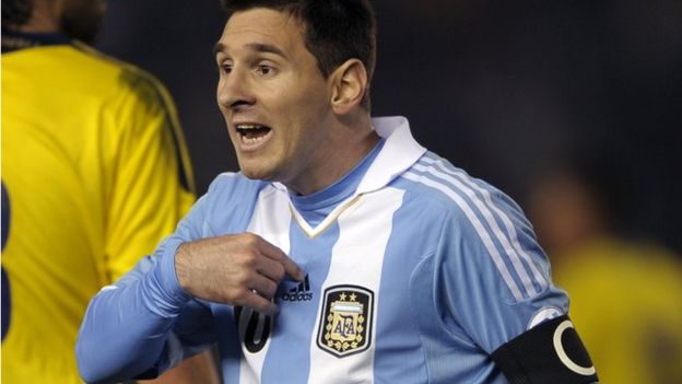 Brazil anti-World Cup protesters clash with police - BBC News