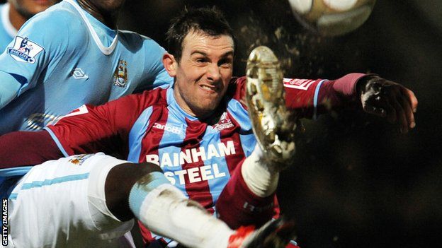 Wycombe Wanderers sign Paul Hayes from Scunthorpe United - BBC Sport