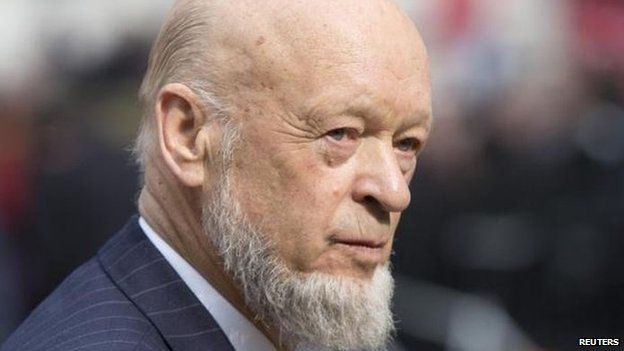Michael Eavis honoured by music industry - BBC News