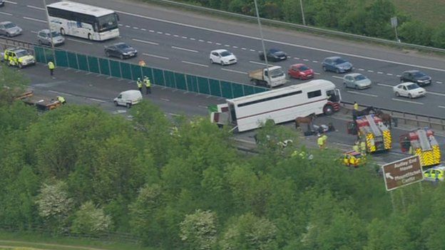 M11 motorway pile-up leaves two dead - BBC News