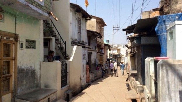 Narendra Modi keeps family and hometown at arm's length - BBC News