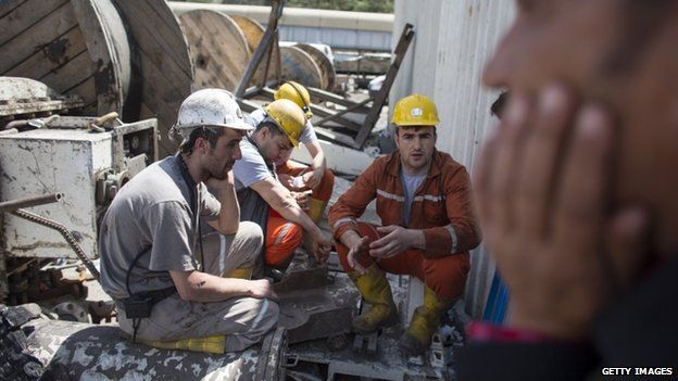 Turkey mine disaster: Tear gas fired at Soma protesters - BBC News