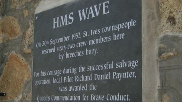 Plaque commemorates St Ives' HMS Wave rescuers - BBC News