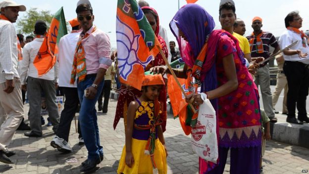 In pictures: India election joy for BJP supporters - BBC News