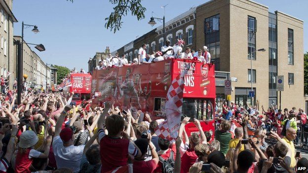 Thousands line the street for Arsenal's victory parade - BBC News