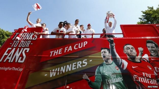 Thousands line the street for Arsenal's victory parade - BBC News