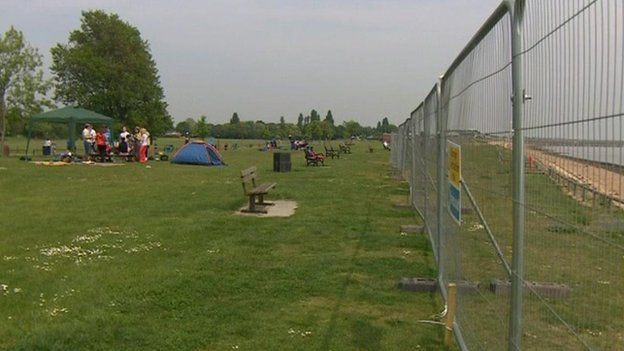 Shoeburyness beach hunt by Navy for WW2 explosives - BBC News