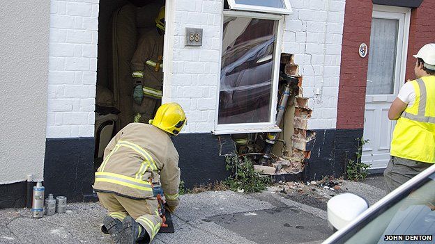 Lowestoft car crash causes gas blast fears - BBC News