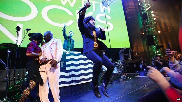 Macklemore apologises for 'Jewish caricature' costume - BBC News