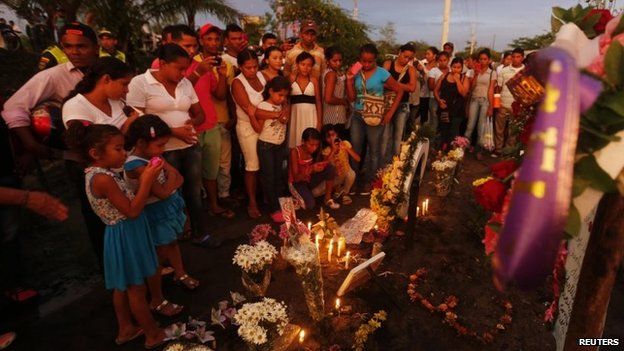 Colombia mourns child victims of deadly bus fire - BBC News