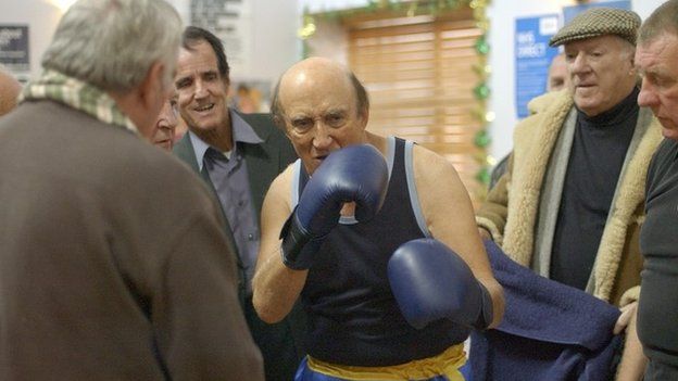 Obituary: Ron Moody - BBC News