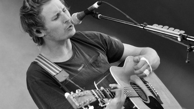 Rock star Ben Howard hopes 'to grow communal farm' - BBC News