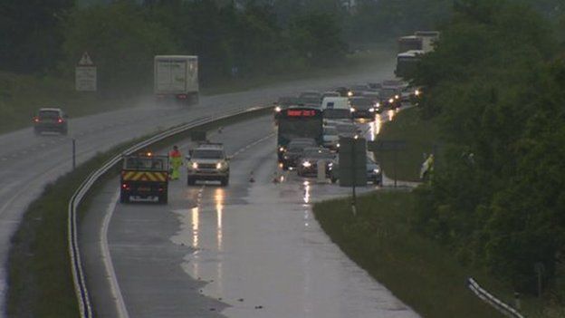 Lane reopens on flood-hit A55 between Gwynedd and Conwy - BBC News