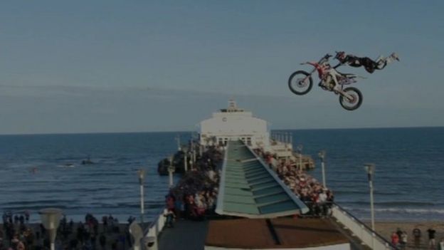 Motocross star and Bond stuntman Dave Bickers dies aged 76 - BBC News