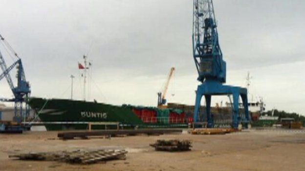 Three dead after Suntis ship illness at Goole Docks - BBC News