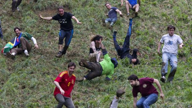 Annual cheese-chasing race in Gloucestershire - BBC Newsround