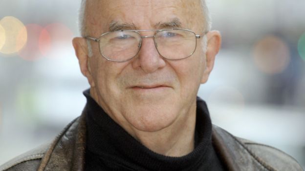 Clive James: Australian broadcaster and author dies aged 80 - BBC News