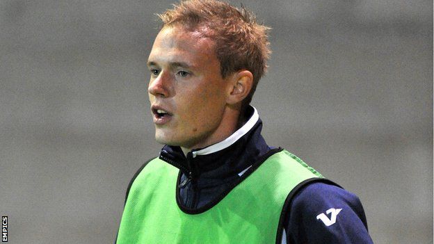 Matt Saunders: Midfielder leaves Dagenham & Redbridge - BBC Sport