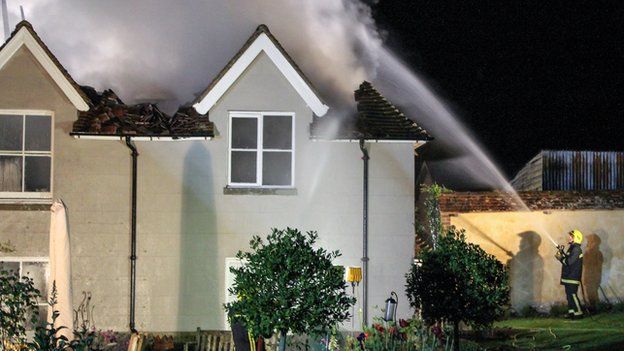 Rodents blamed for causing Hampshire farmhouse fire - BBC News