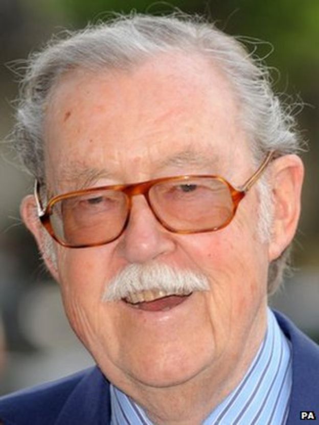 Memorial held for TV globetrotter Alan Whicker - BBC News