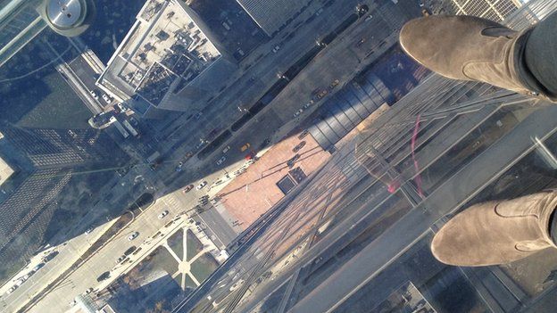 US skyscraper viewing deck 'cracks' - BBC News