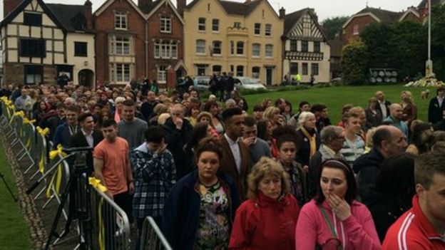 Stephen Sutton: Thousands gather for vigil - BBC News